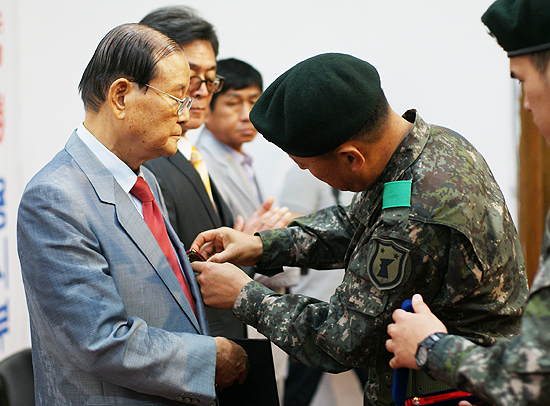 육군505여단, 6.25참전 무공수훈자에 화랑훈장 전수